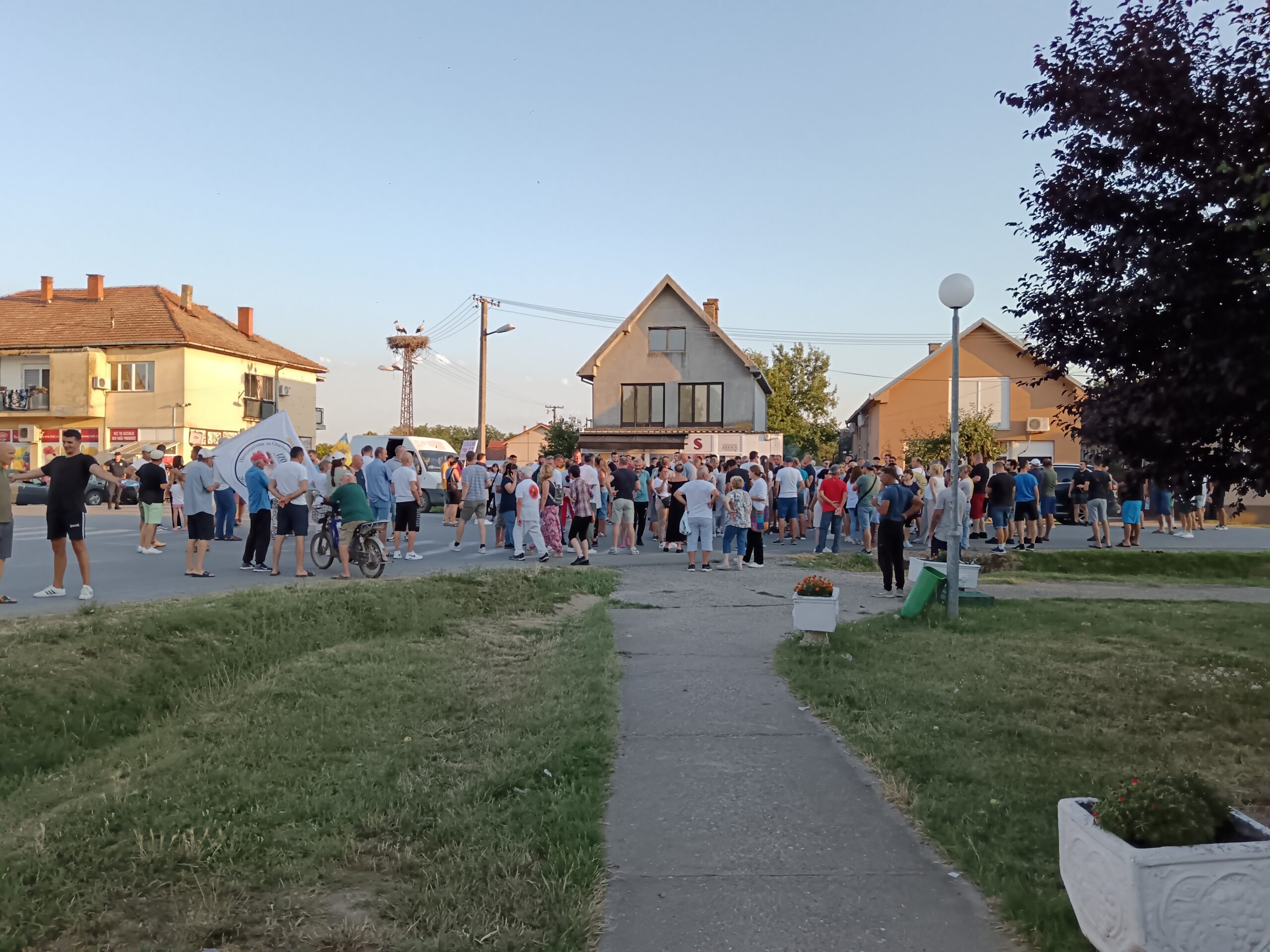 “Danas su to Blanuše i Radojčići, sutra bilo ko”: Protest u Ašanji zbog ...
